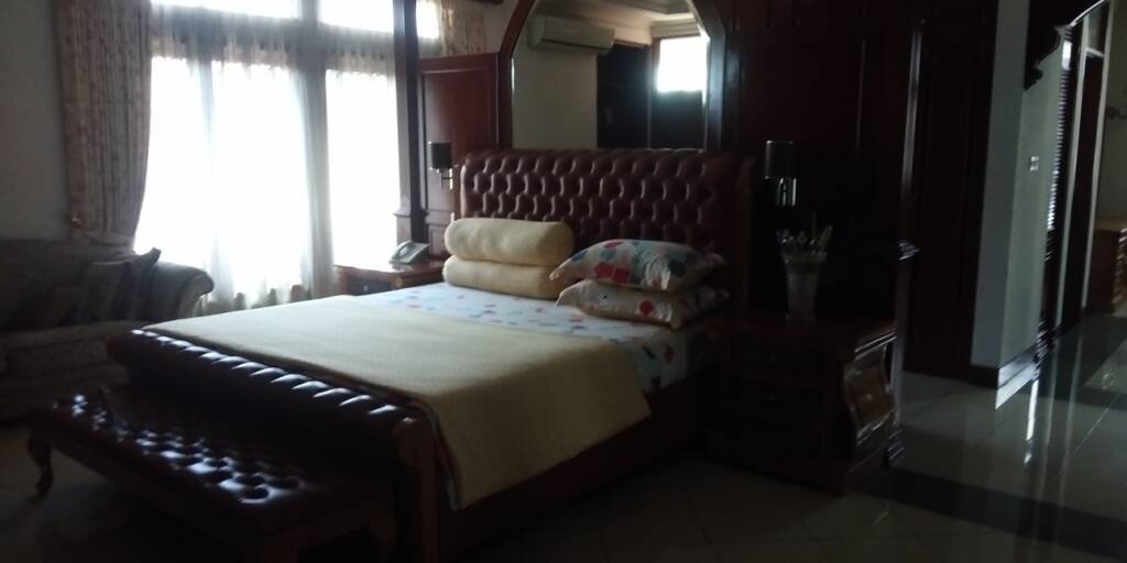 Rumah Plus Kolam Renang Luas Raffles Hills Cibubur, Siap Huni | Indohouses